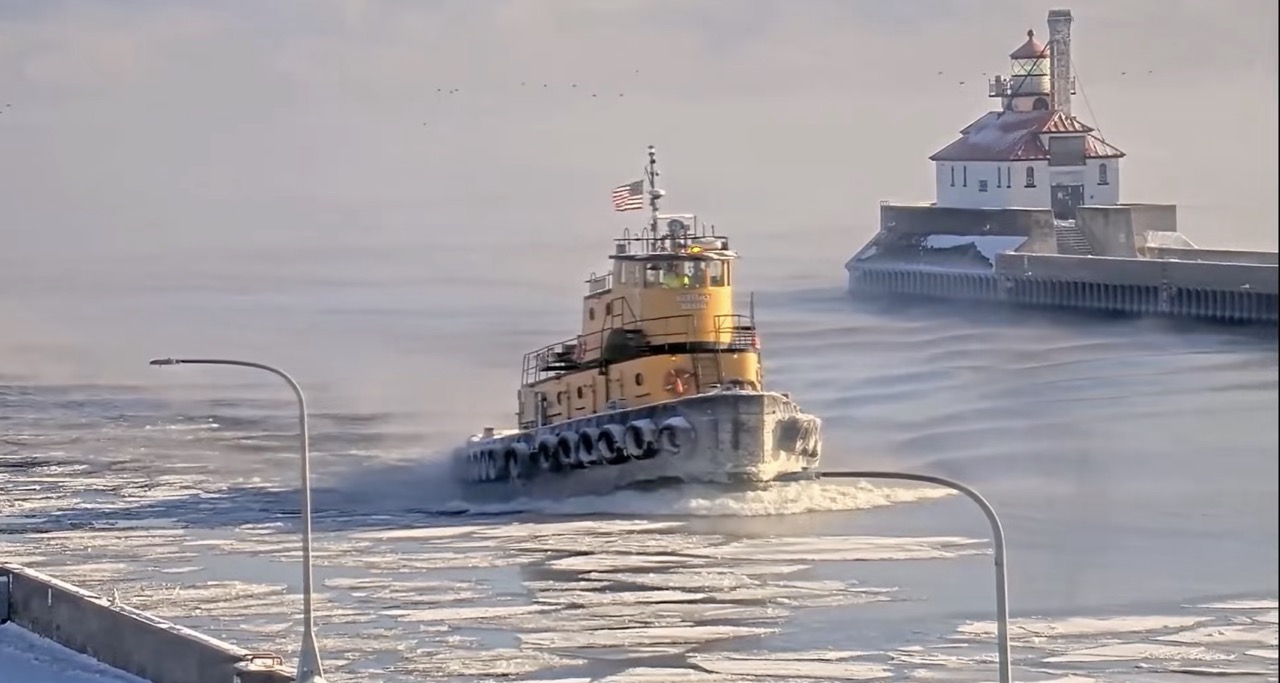 Helen H Tugboat Arrives in Duluth Harbor – December 13, 2025